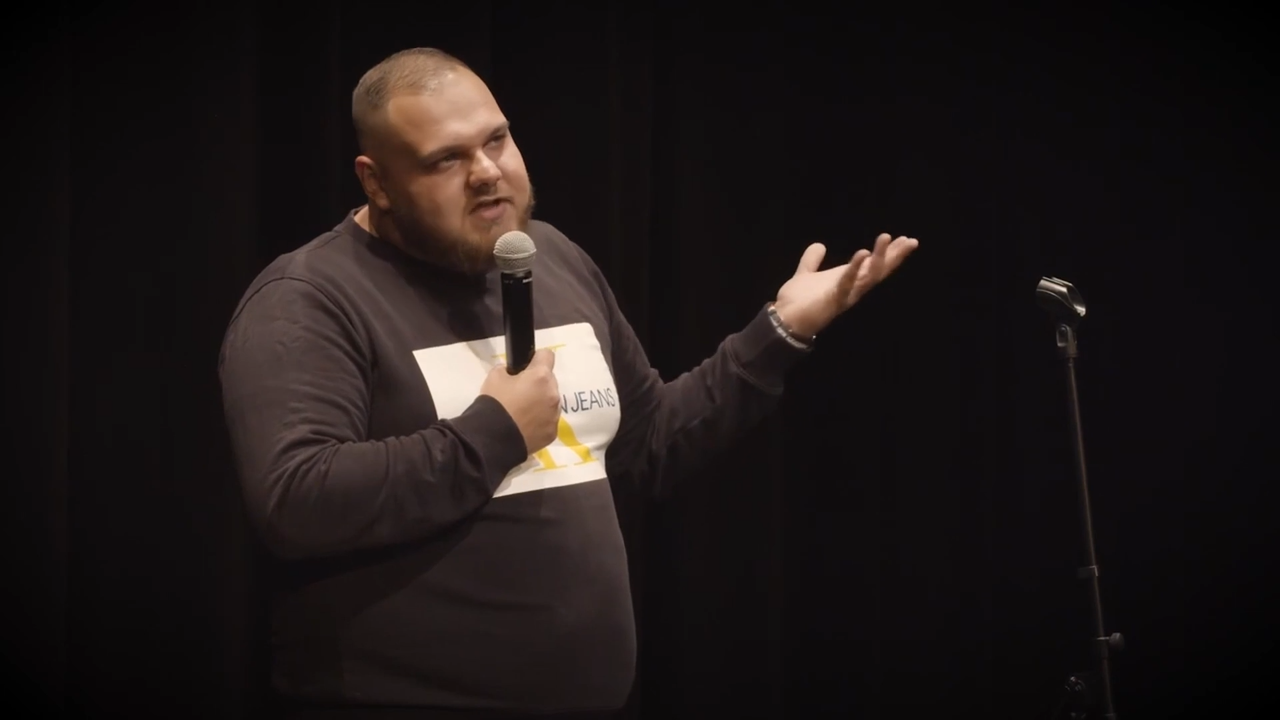 Daniel Ferenc a stand-up comedy o gay synovi | Stream